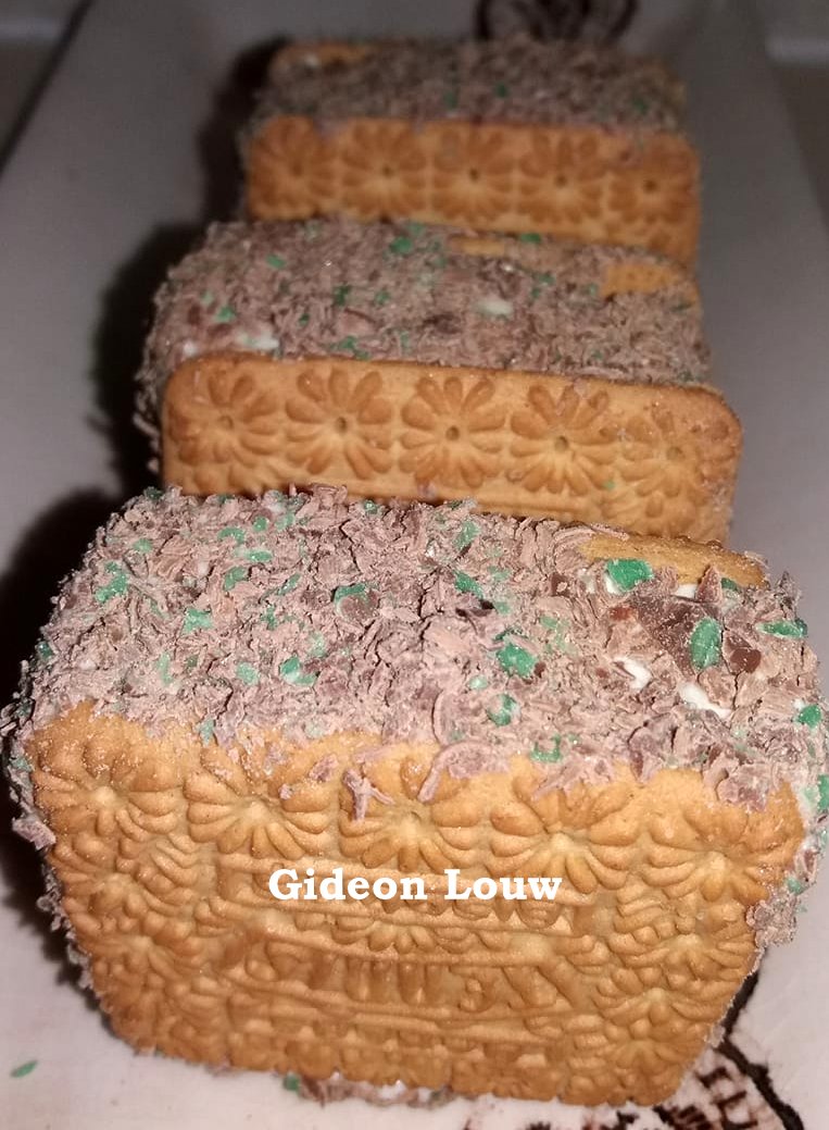 PEPPERMINT CRISP TART ICE CREAM SANDWICHES - Your Recipe Blog
