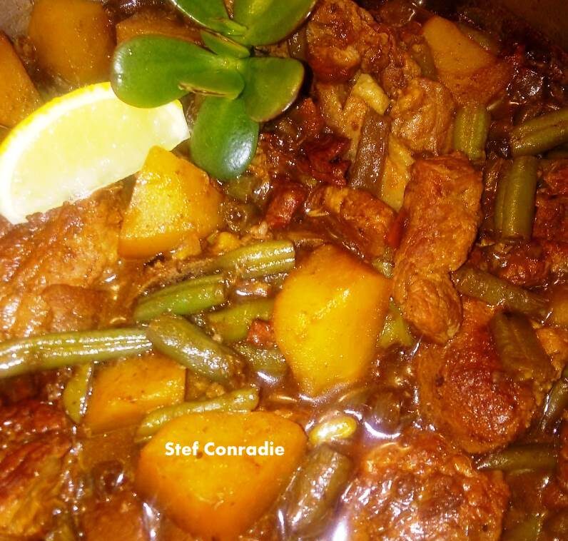 VARKVLEIS GROENBOONTJIEBREDIE MET SPEKBOOMBLARE - Your Recipe Blog